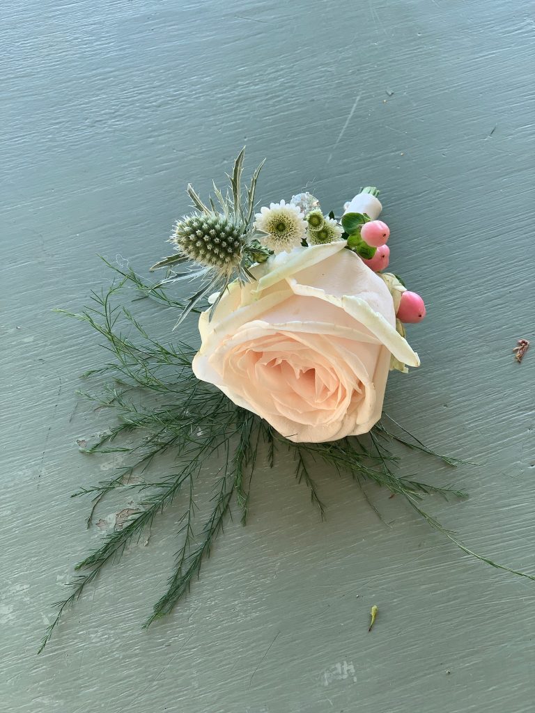 23 Perfect Wedding Buttonholes To Set Off The Groom's Suit | Wedding ...