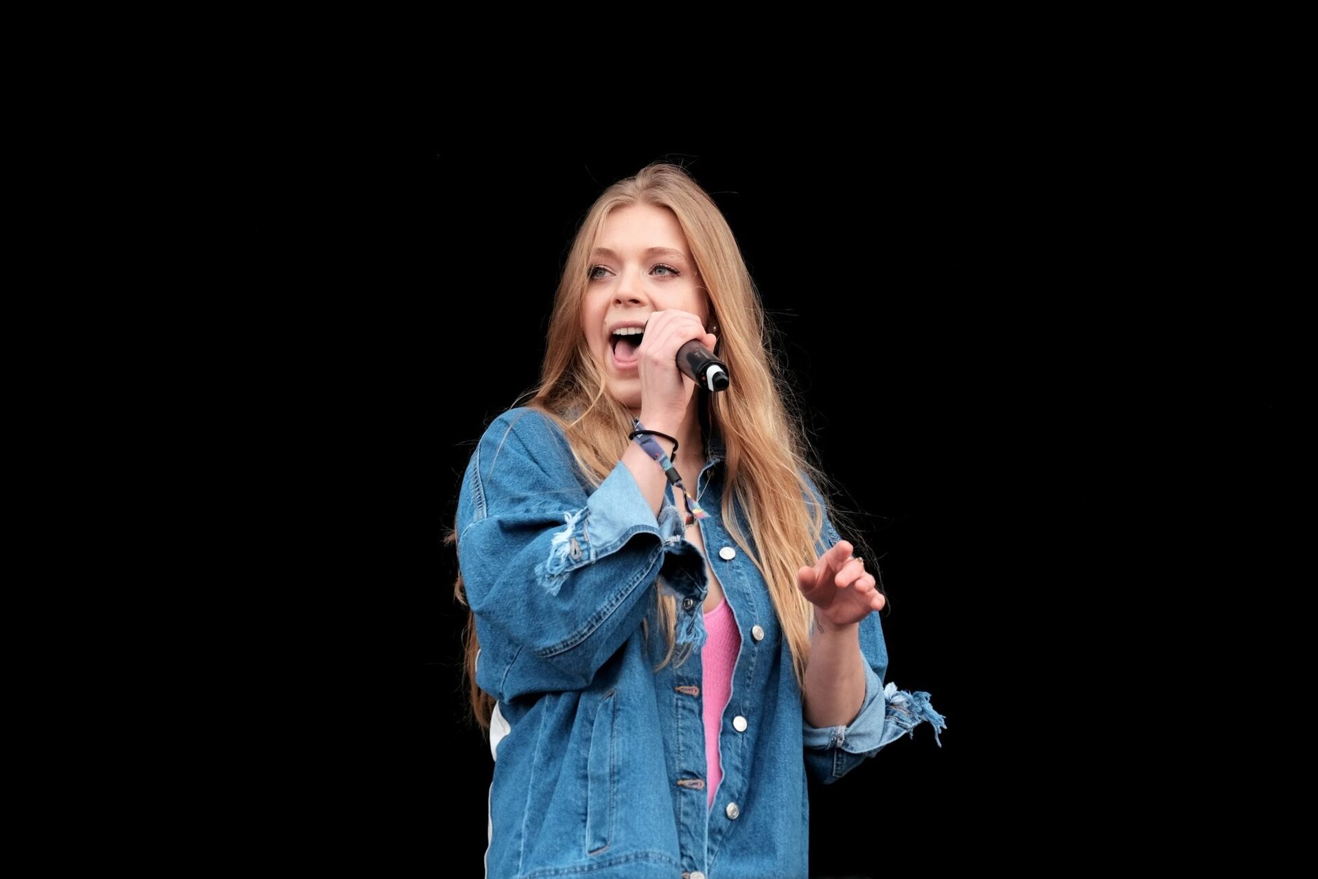 Singer Becky Hill Is Planning A 'Sick' Music Festival Wedding | Wedding ...
